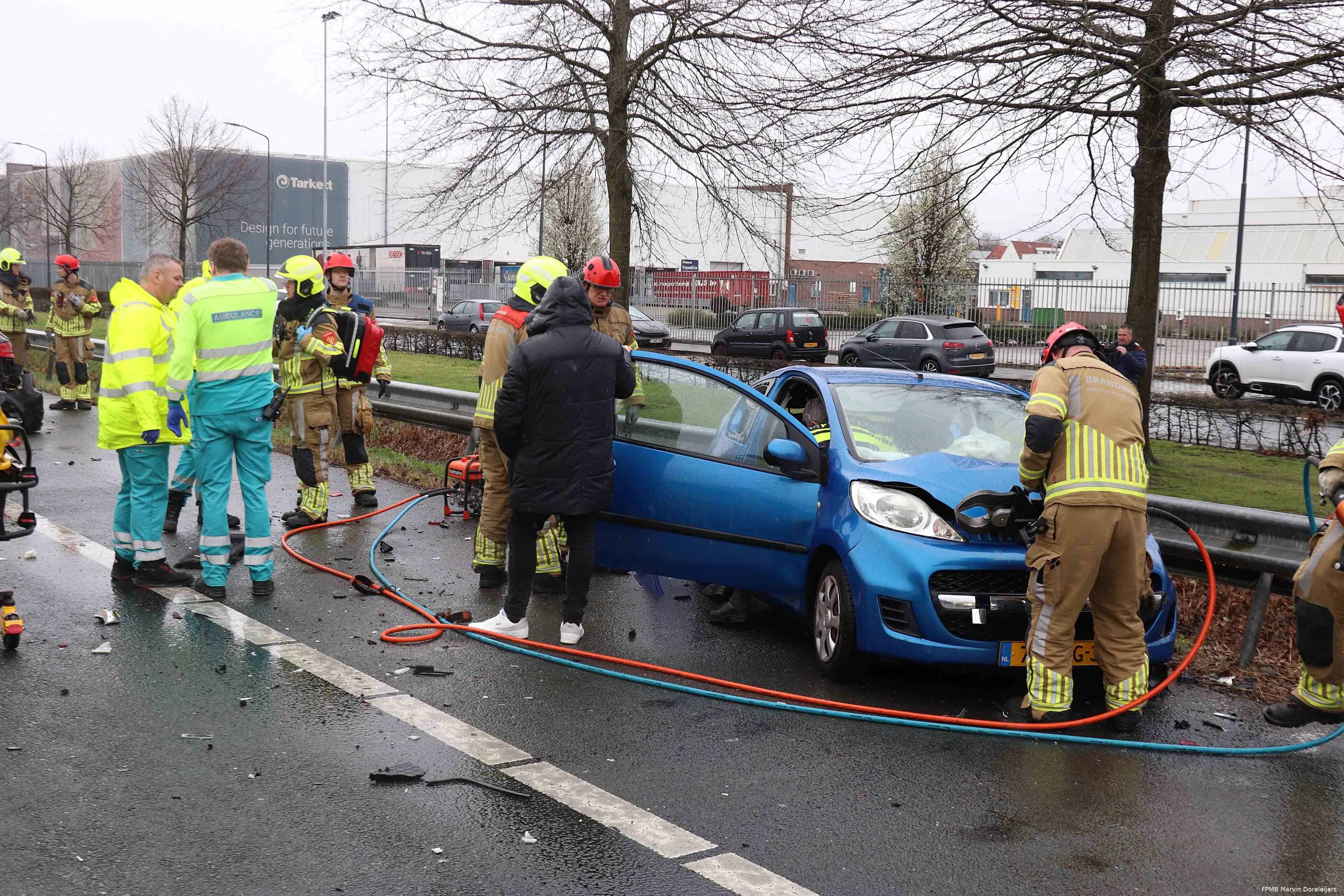 Ravage na ongeval tussen drie auto’s op A59 bij Waalwijk